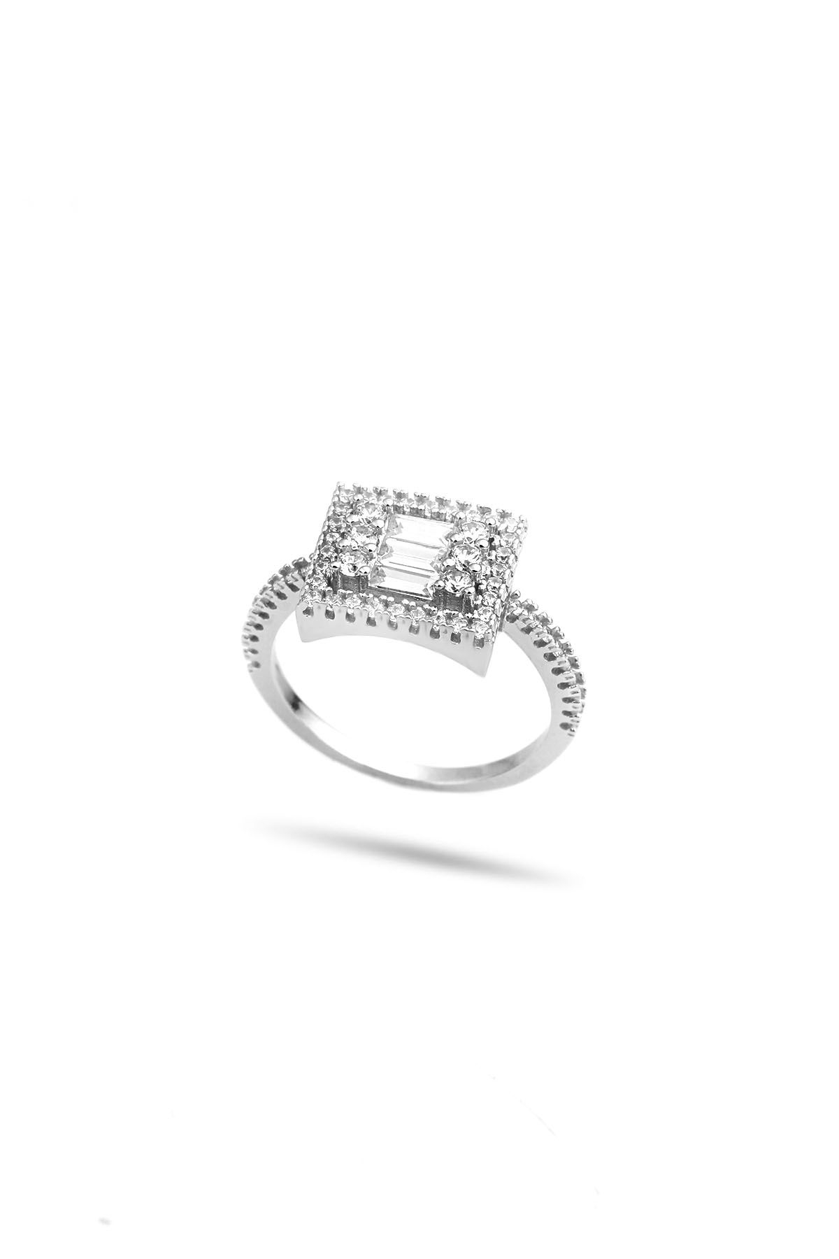 Solitaire Baget Ring